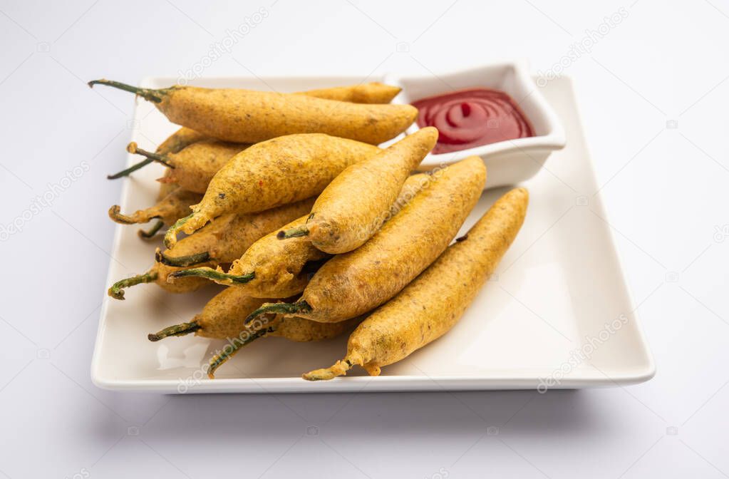 Chile relleno Pakora o mirchi pakoda o mirchi vada, un tentempié ...