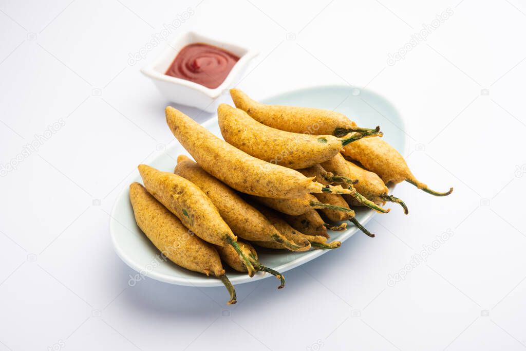 Chile relleno Pakora o mirchi pakoda o mirchi vada, un tentempié ...
