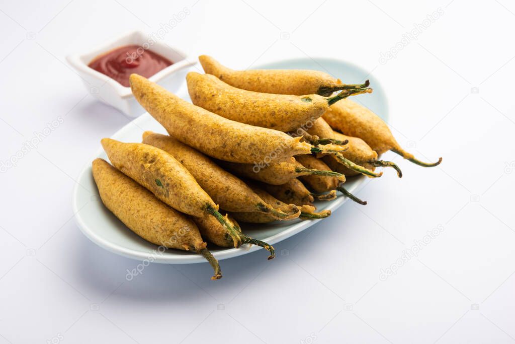 Chile relleno Pakora o mirchi pakoda o mirchi vada, un tentempié ...