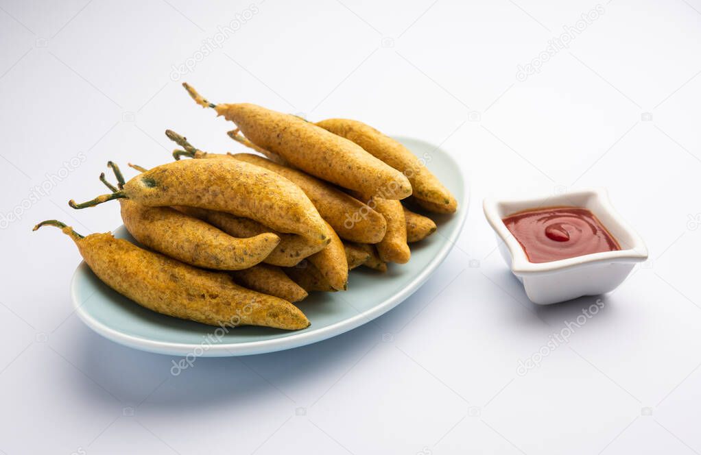 Chile relleno Pakora o mirchi pakoda o mirchi vada, un tentempié ...