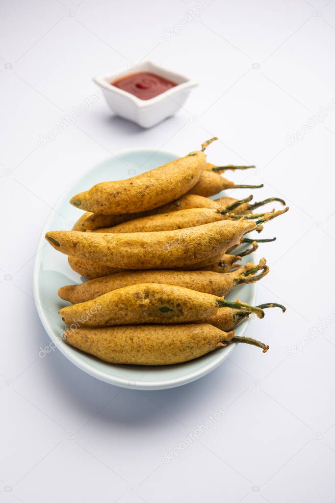Chile relleno Pakora o mirchi pakoda o mirchi vada, un tentempié ...