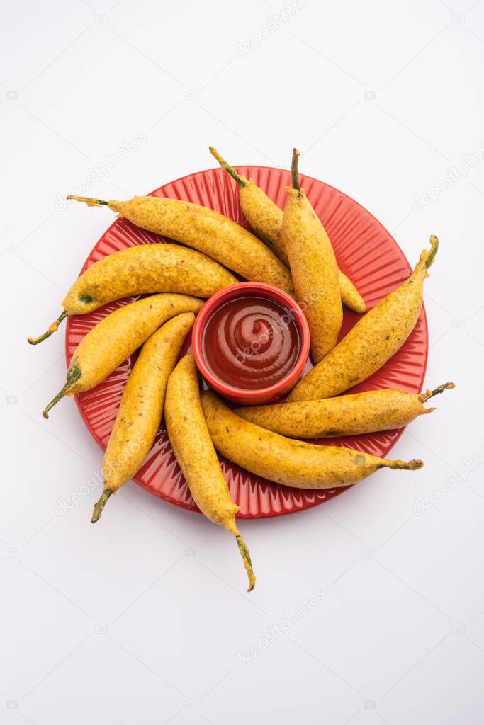 Chile relleno Pakora o mirchi pakoda o mirchi vada, un tentempié ...