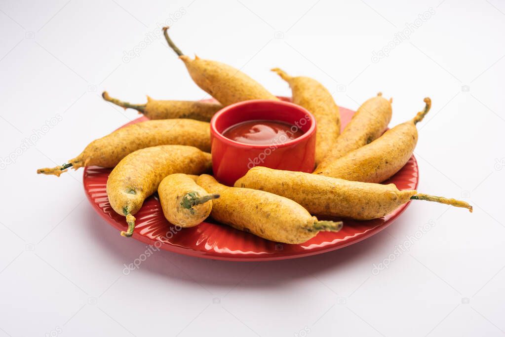 Chile relleno Pakora o mirchi pakoda o mirchi vada, un tentempié ...