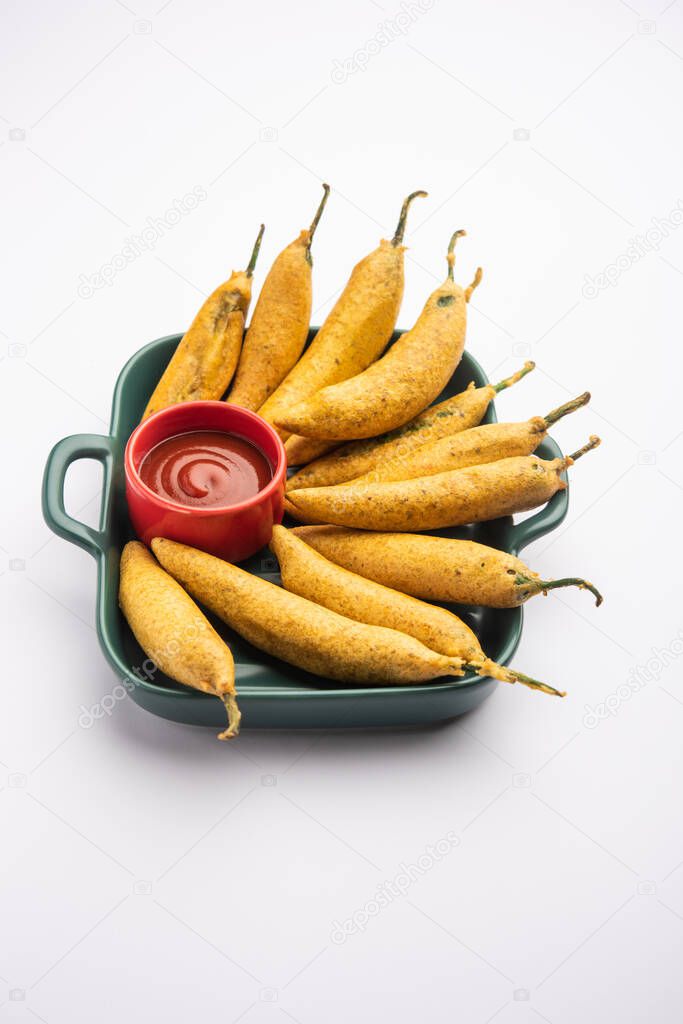 Chile relleno Pakora o mirchi pakoda o mirchi vada, un tentempié ...