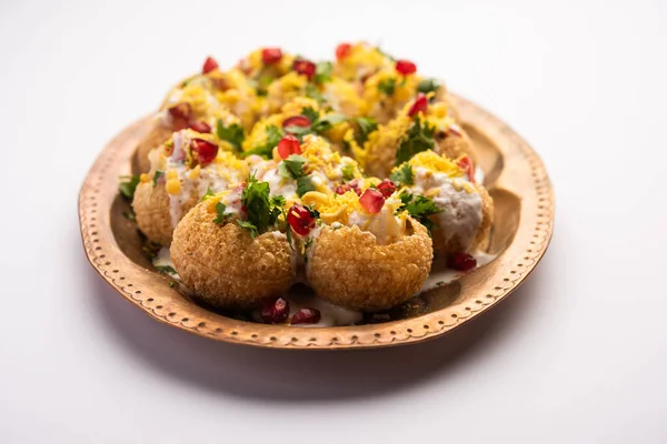 Dahi Puri chat es un indio de la carretera junto a la merienda elemento ...