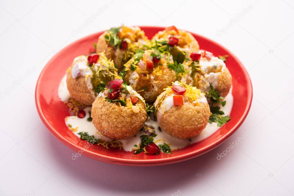 Dahi Puri chat es un indio de la carretera junto a la merienda elemento ...