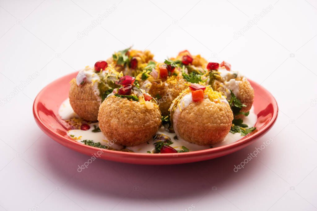 Dahi Puri chat es un indio de la carretera junto a la merienda elemento ...