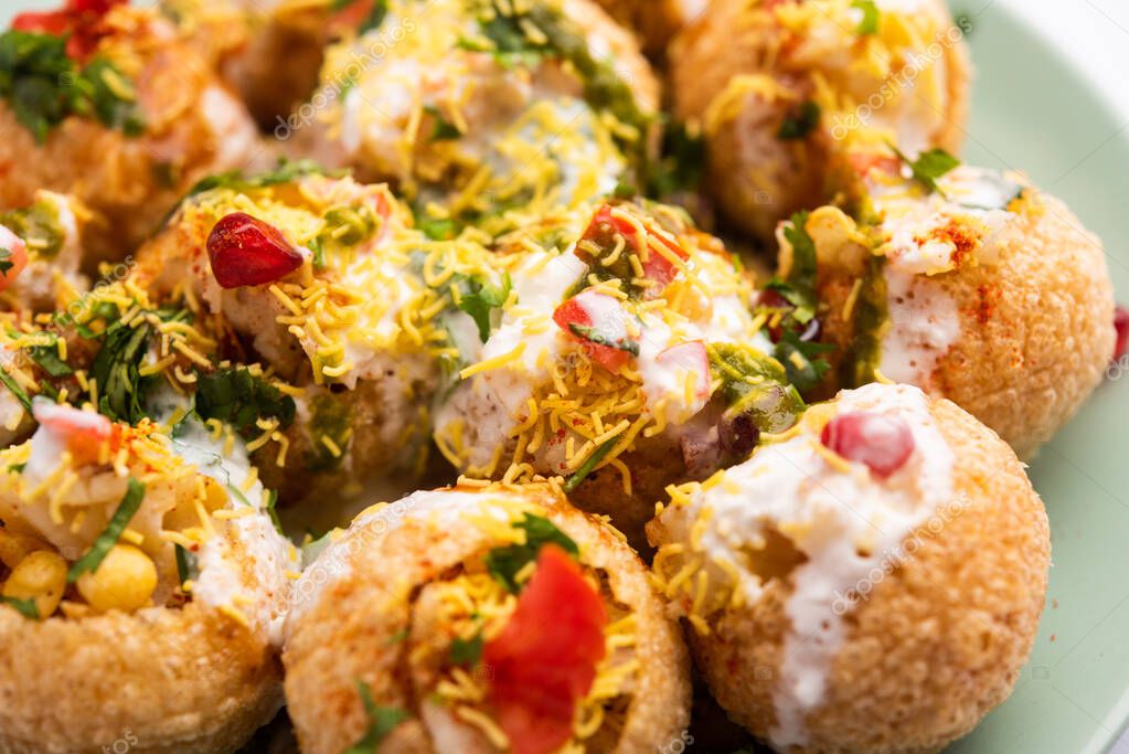 Dahi Puri chat es un indio de la carretera junto a la merienda elemento ...