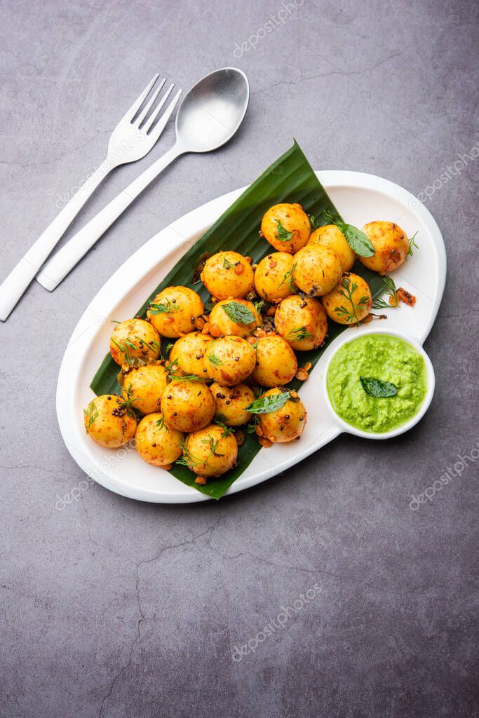 Bolas de Idli suaves y esponjosas o goli ociosamente con chutney verde ...