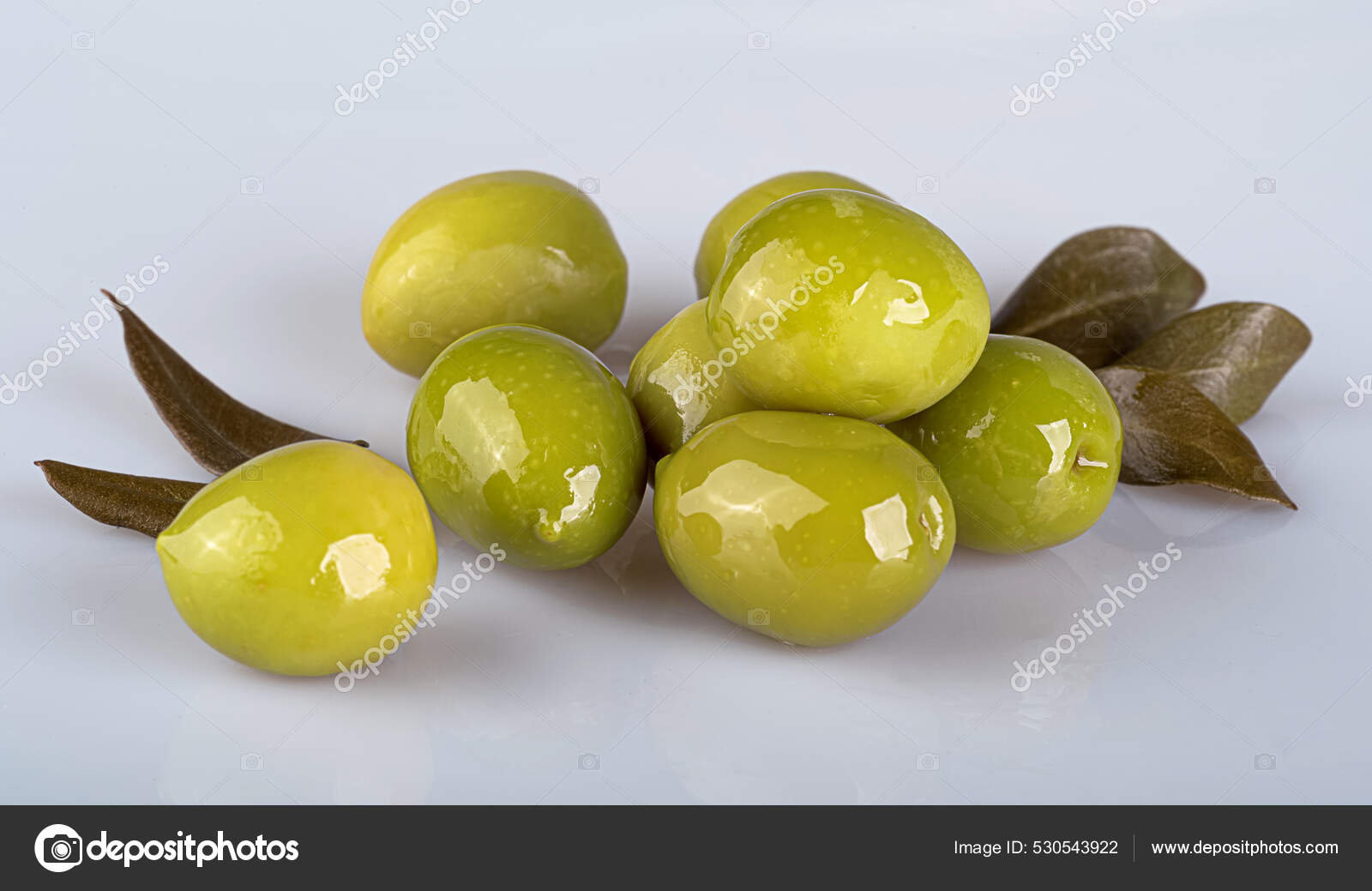 Varias Aceitunas Verdes Hermosas Grandes Con Hojas Olivo Aisladas Sobre ...