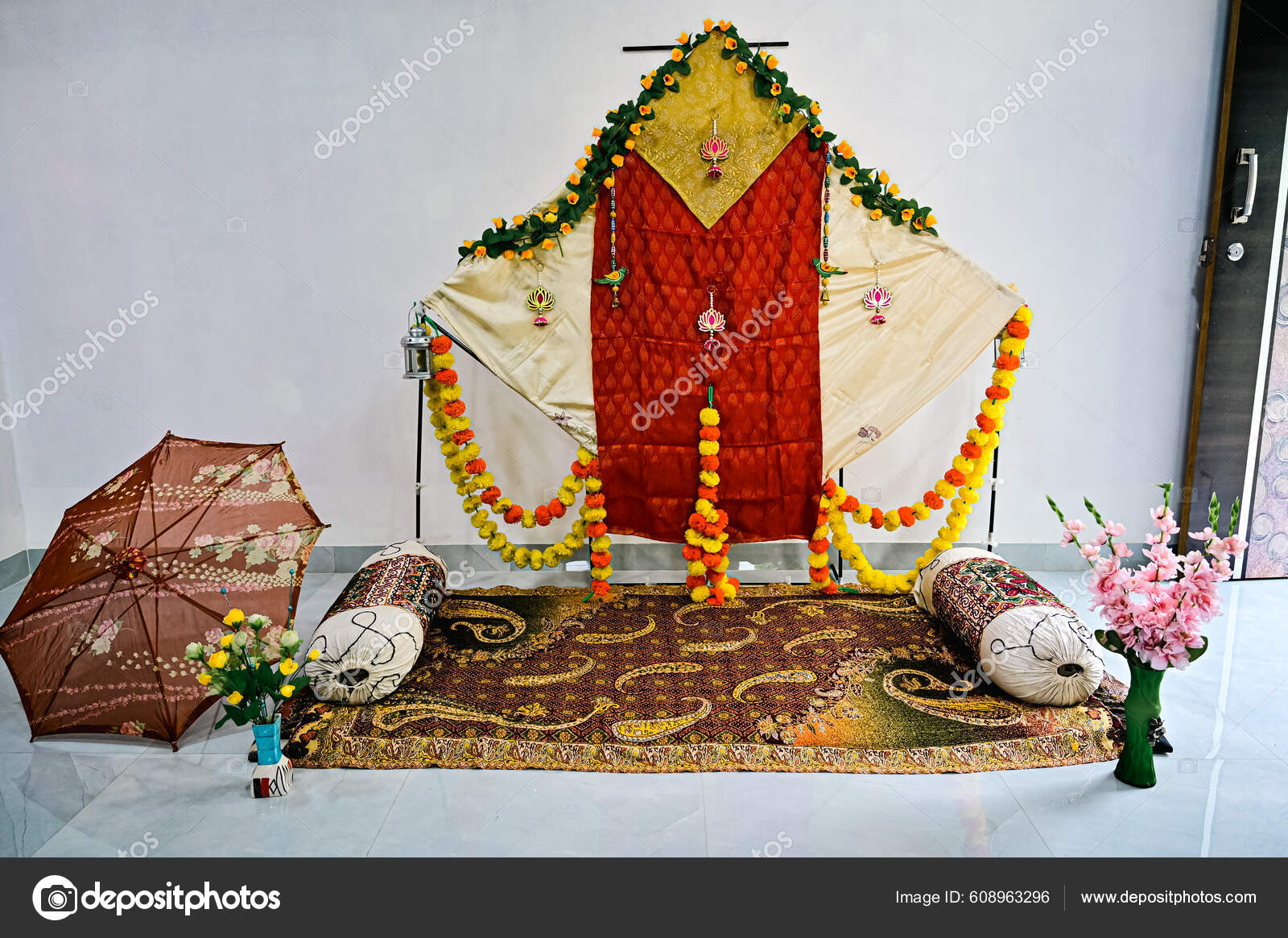 Elegant Beautiful Stage Indian Henna Ceremony Bride Mehendi Ceremony ...