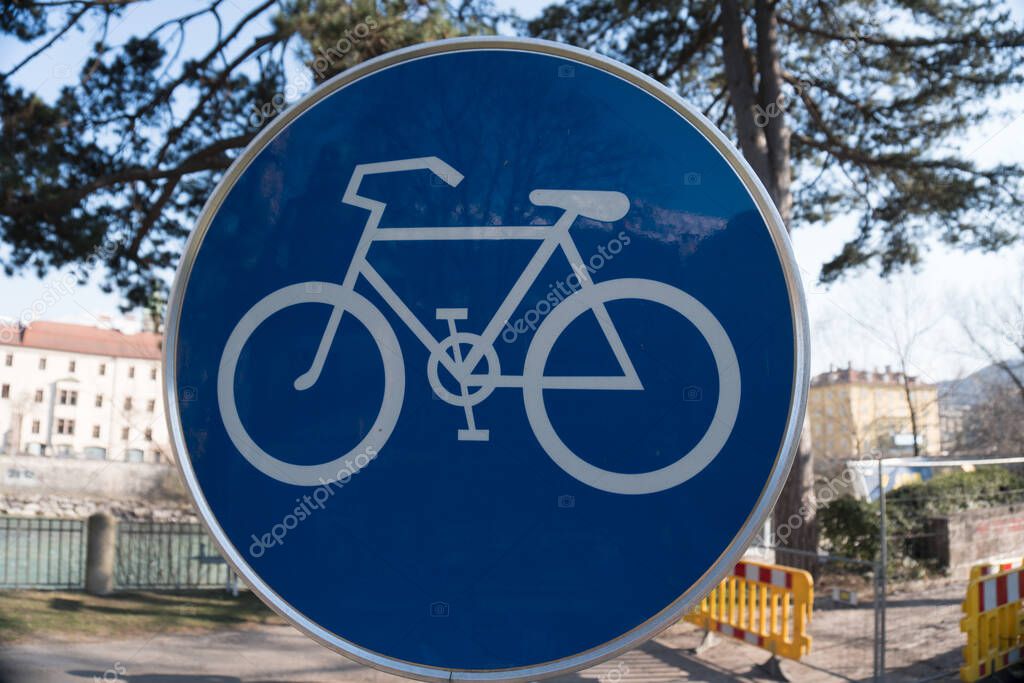 Primer plano de una señal de tráfico azul con un símbolo de bicicleta ...