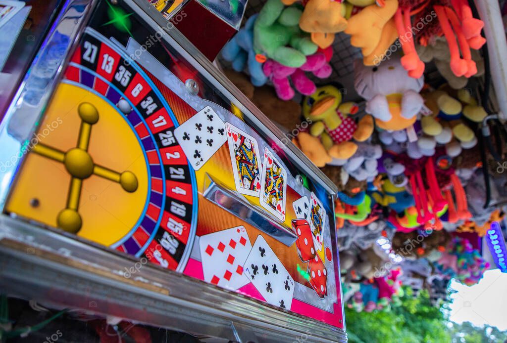 Máquina empujadora de monedas con una baraja de cartas 2022