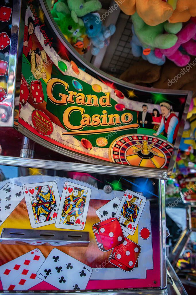 Máquina empujadora de monedas con una baraja de cartas 2024