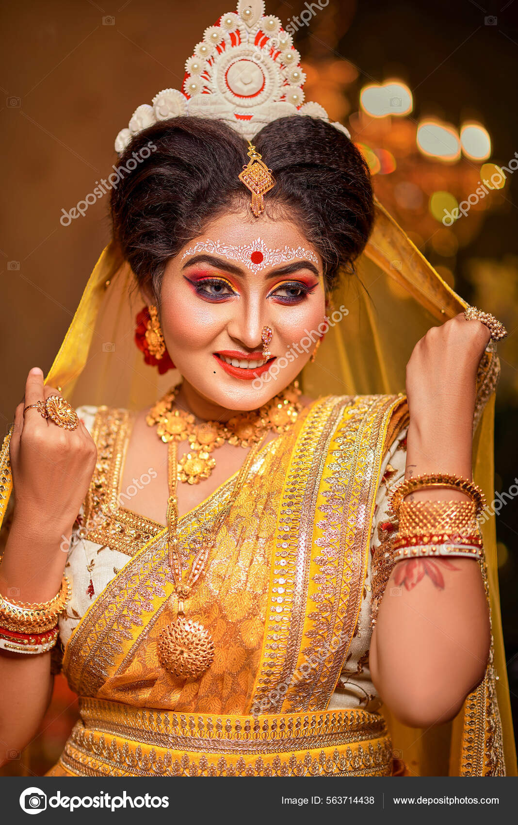 Portrait Beautiful Bengali Bride Yellow Saree Gold Jewelry — Stock ...
