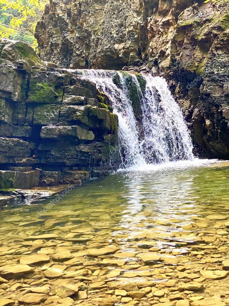 una peque a cascada de maniava cae sobre las rocas, el agua por debajo ...