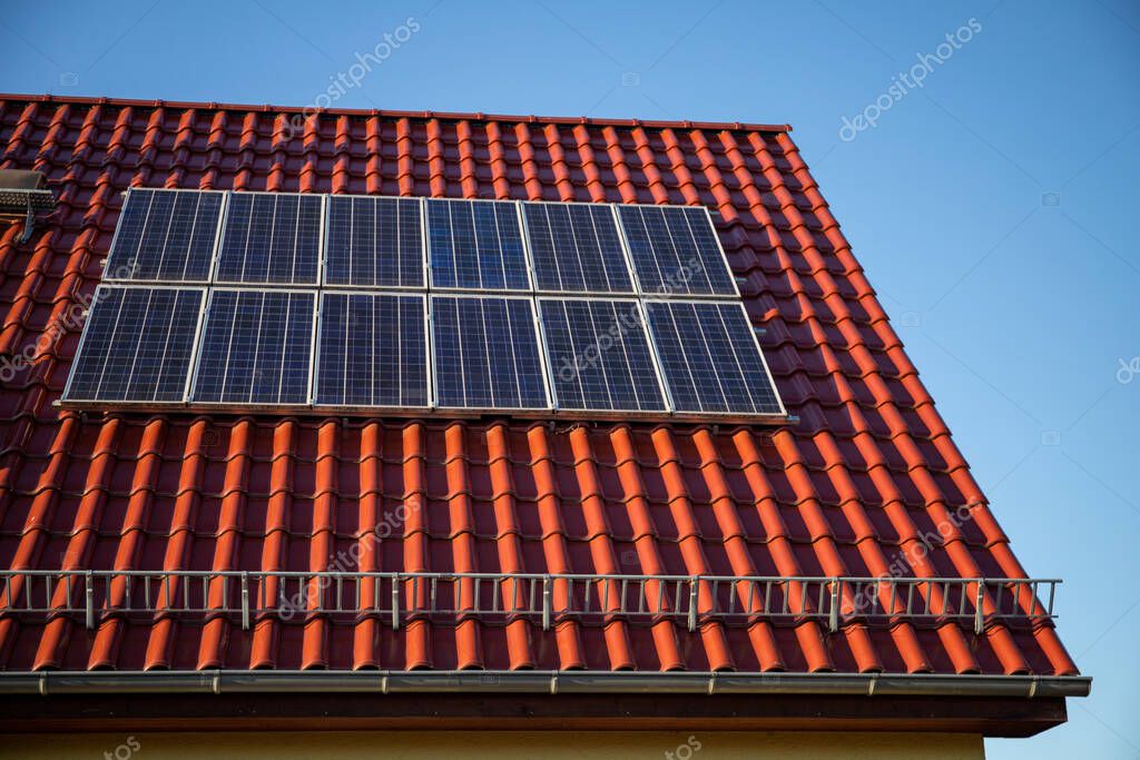 Sistema fotovoltaico en el techo de teja roja, versión antigua de 2005 ...