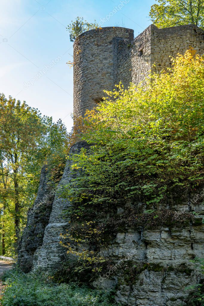 Muralla defensiva de una ruina del castillo construida sobre rocas de ...