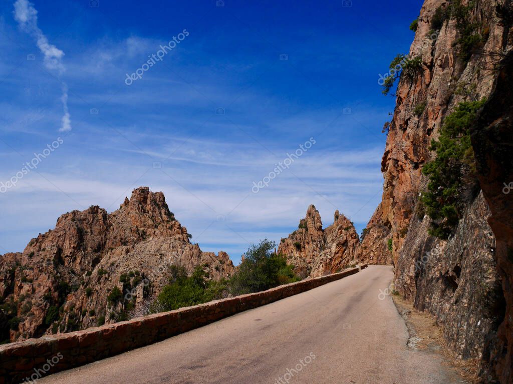 Ruta escénica D81 serpenteando a través de los acantilados rojos de la ...