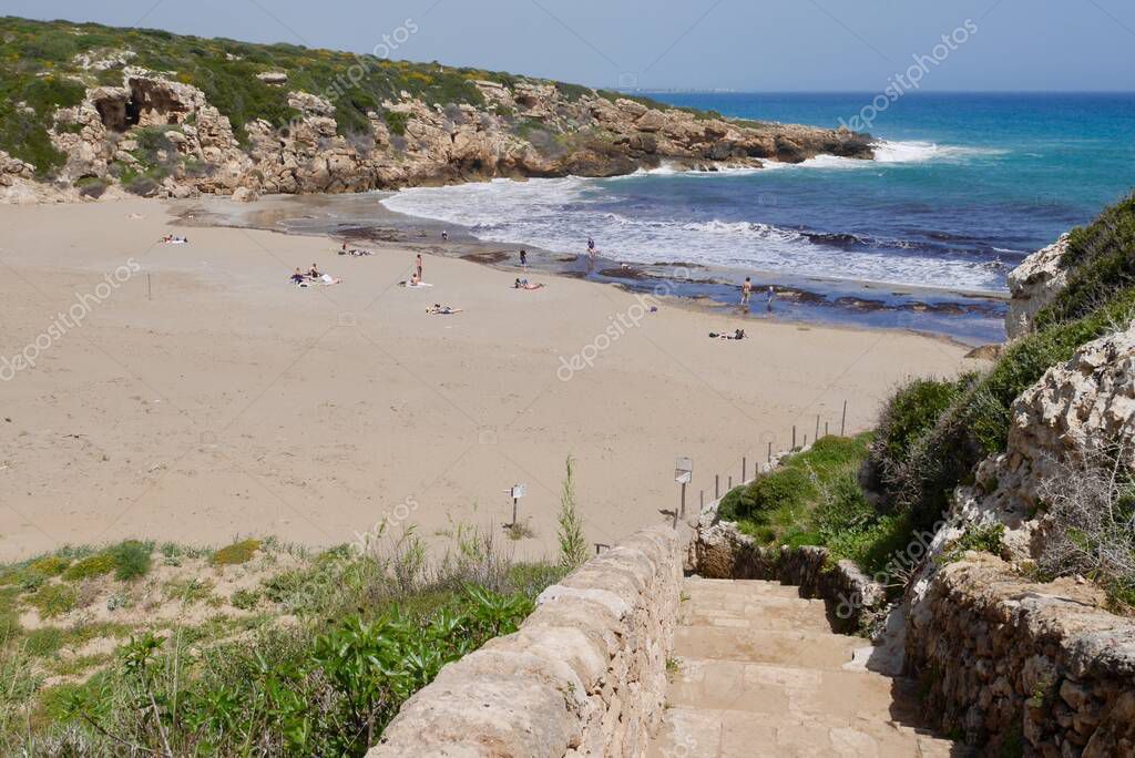 Vista de la playa de Calamosche con arena blanca y agua clara turquesa ...
