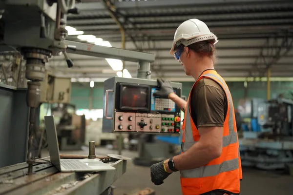 Operarios de produccion fotos de stock, imágenes de Operarios de ...