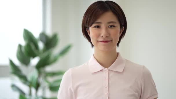 Una Mujer Que Asiente Hace Círculo Mano — Vídeo de stock #516429316 ...