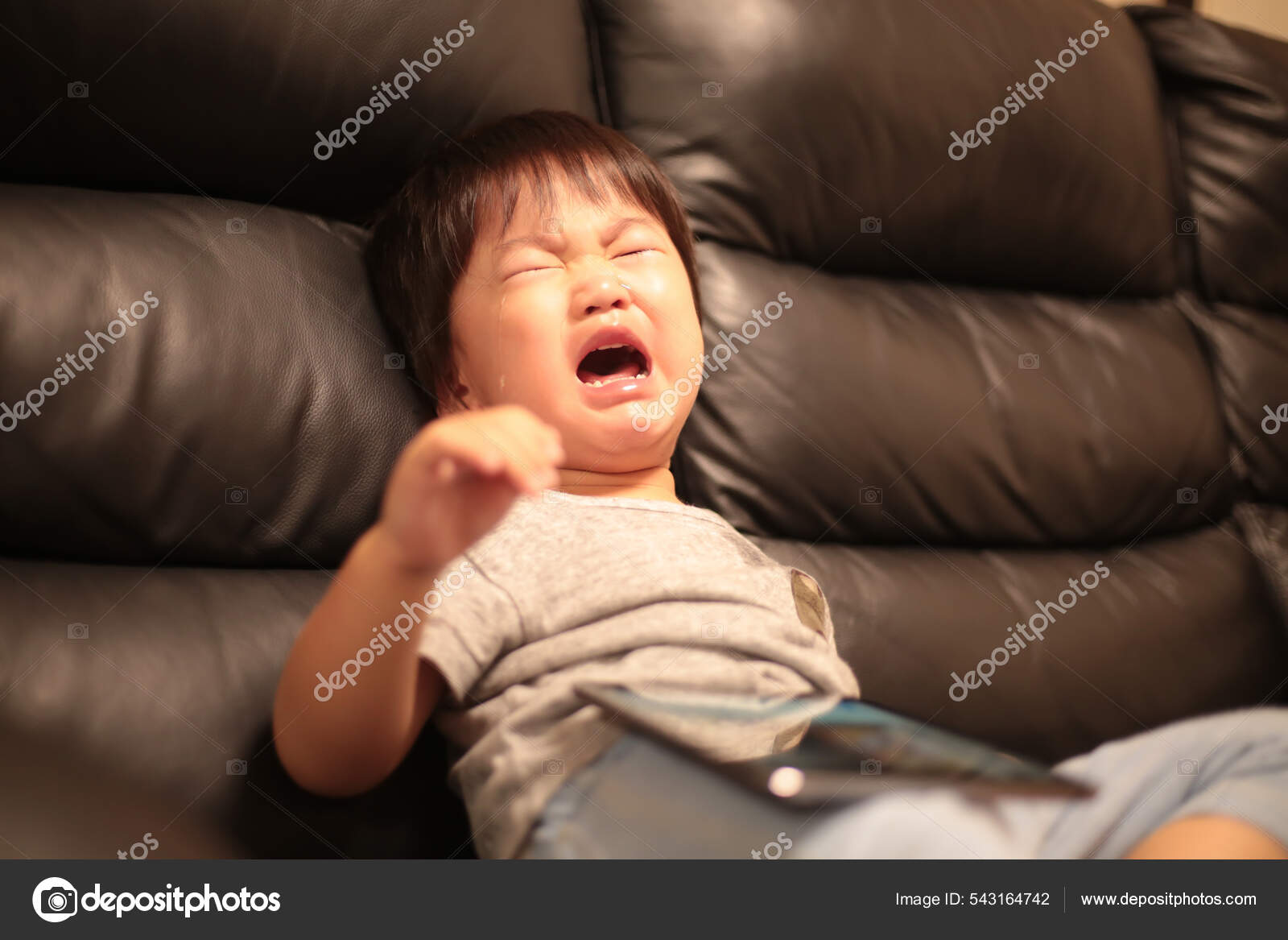 Lindo Asiático Chico Llorando — Foto de stock #543164742 © yamasan