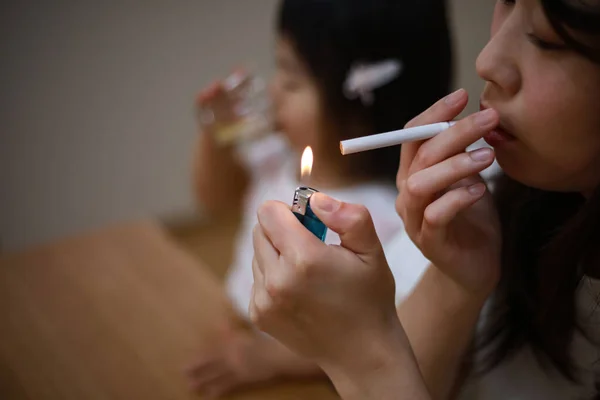 Imágenes de Little girl smoking cigarettevk com libres de derechos ...