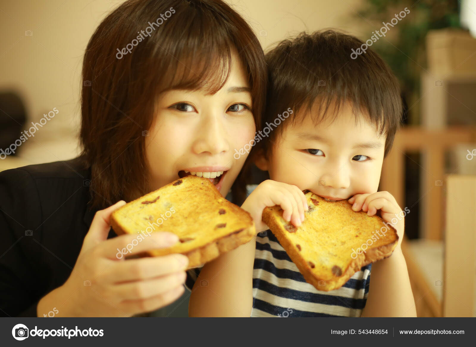 Portrait Happy Asian Family Toasts — Stock Photo © yamasan #543448654