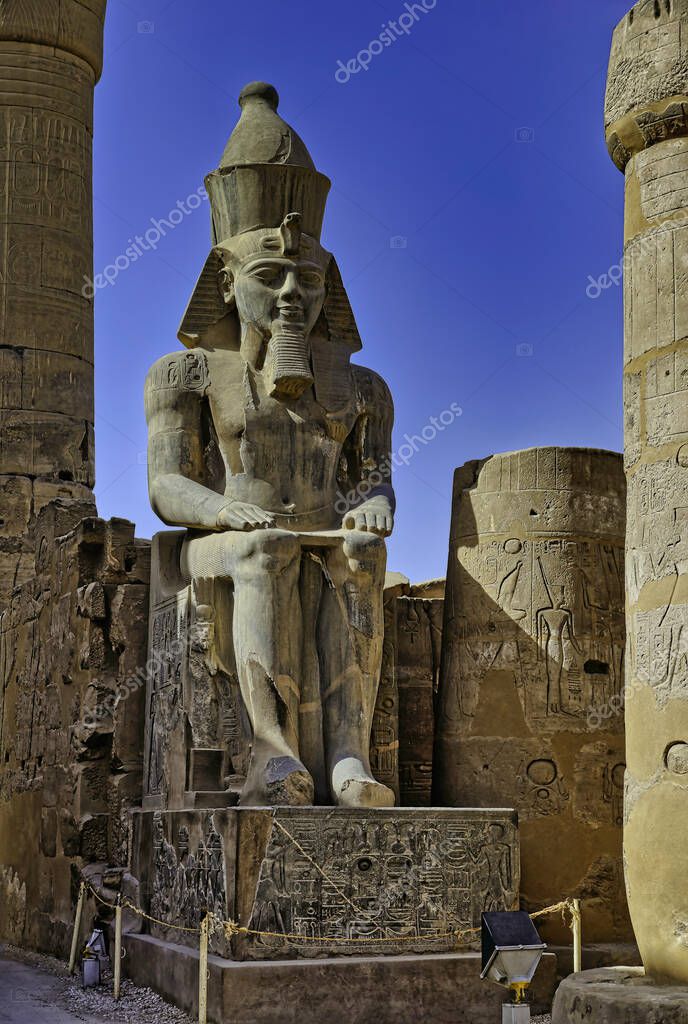 Colosales Estatuas del Rey Ramsés II en la Primera Corte, Templo, Luxor ...