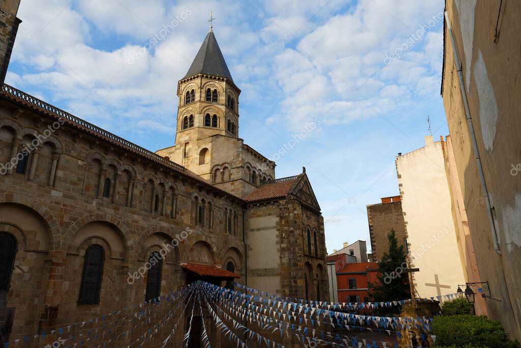 Vista de la iglesia románica de Notre Dame du Port. Iglesia fue fundada ...