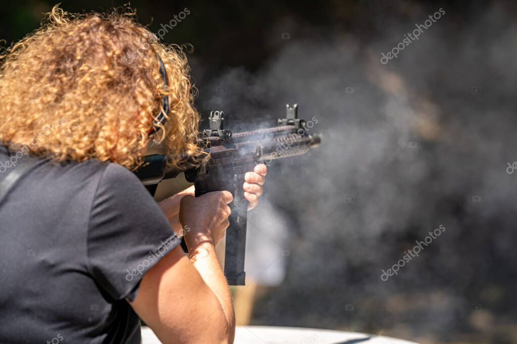 disparando desde una ametralladora en el campo de tiro 2022