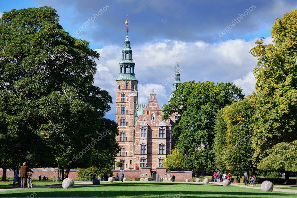 Copenhague, Dinamarca - Sept 2022: Vista frontal a la entrada principal ...
