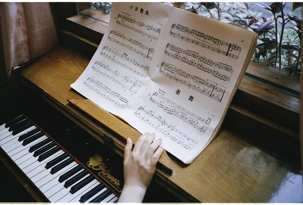close-up of a hand of a man's hands holding a white piano - Stock Image ...