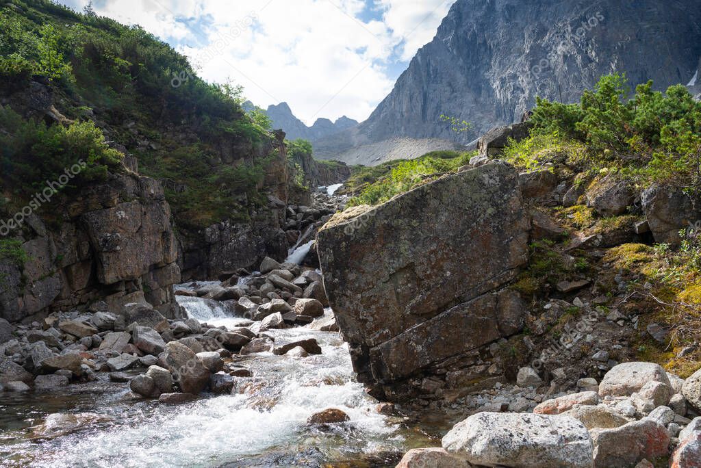 El hermoso valle del río Sakukan Medio sobre el telón de fondo de la ...