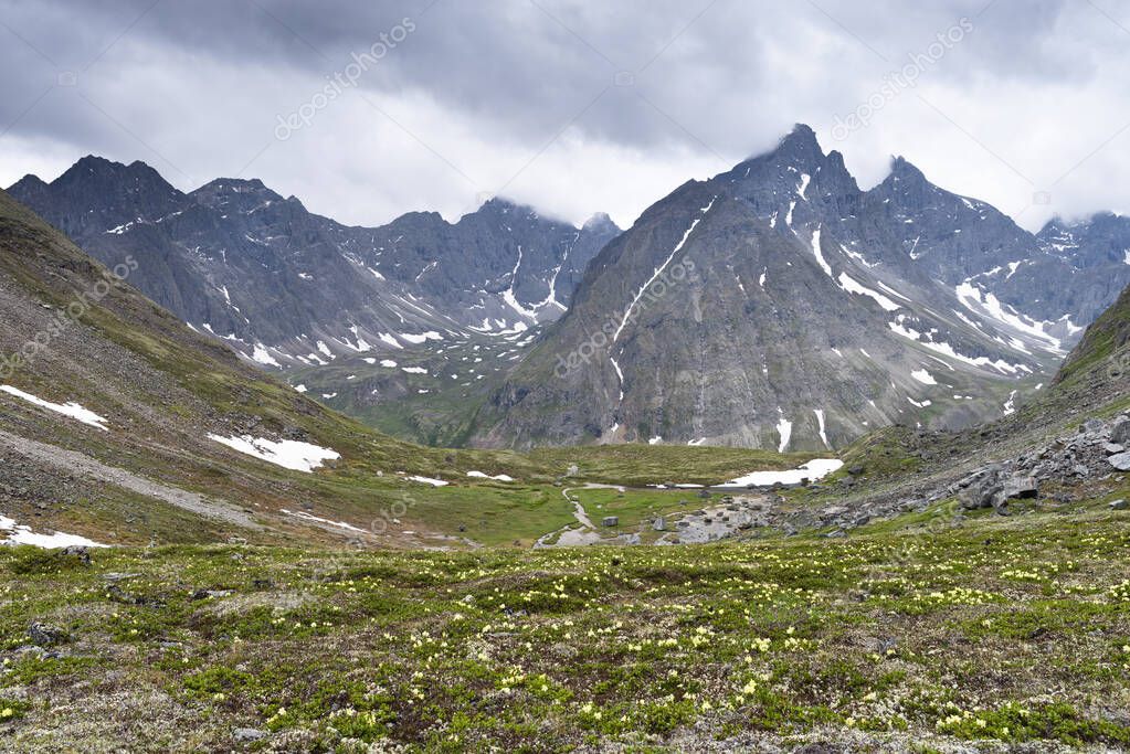El hermoso valle del río Sakukan Medio sobre el telón de fondo de la ...