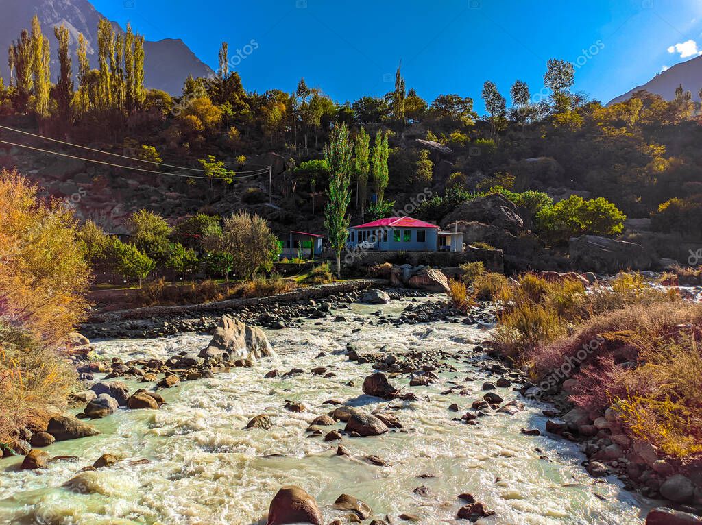 Hermosa vista de las montañas y el río del valle de Minapin Hunza Nagar ...