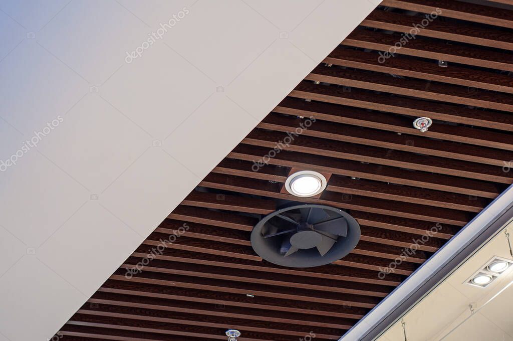 Diseño de techo en un centro comercial. Equipo de techo, ventilación ...