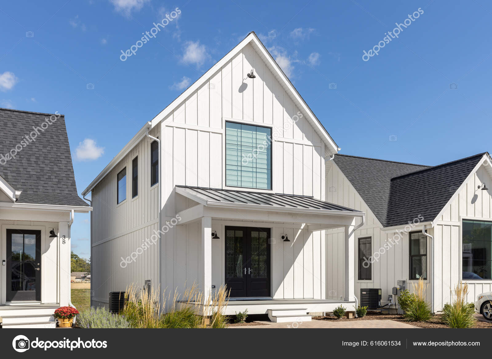 Elmhurst Usa September 2022 Tall Modern Farmhouse White Vertical Siding ...