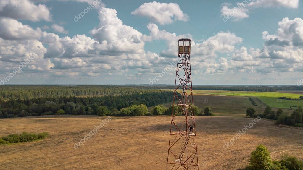 Vista aérea torre de vigilancia de incendios en el campo de la ...
