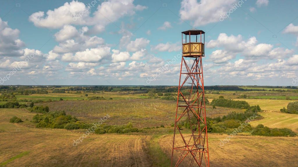 Vista aérea torre de vigilancia de incendios en el campo de la ...