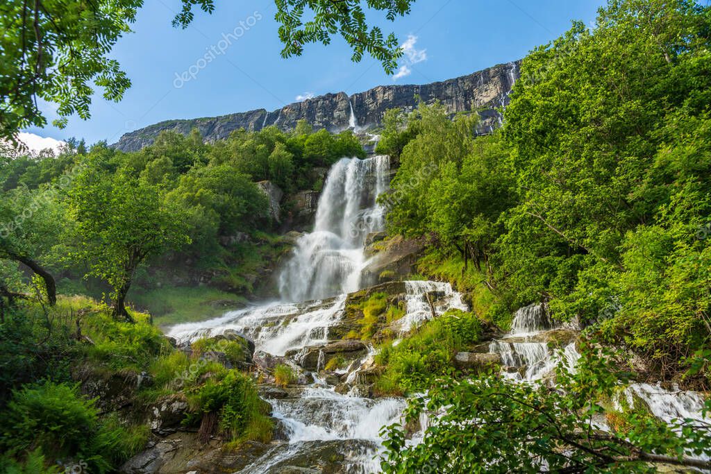 Incre ble y hermosa cascada que cae por la ladera de una monta a en Sunndal, Noruega 2024