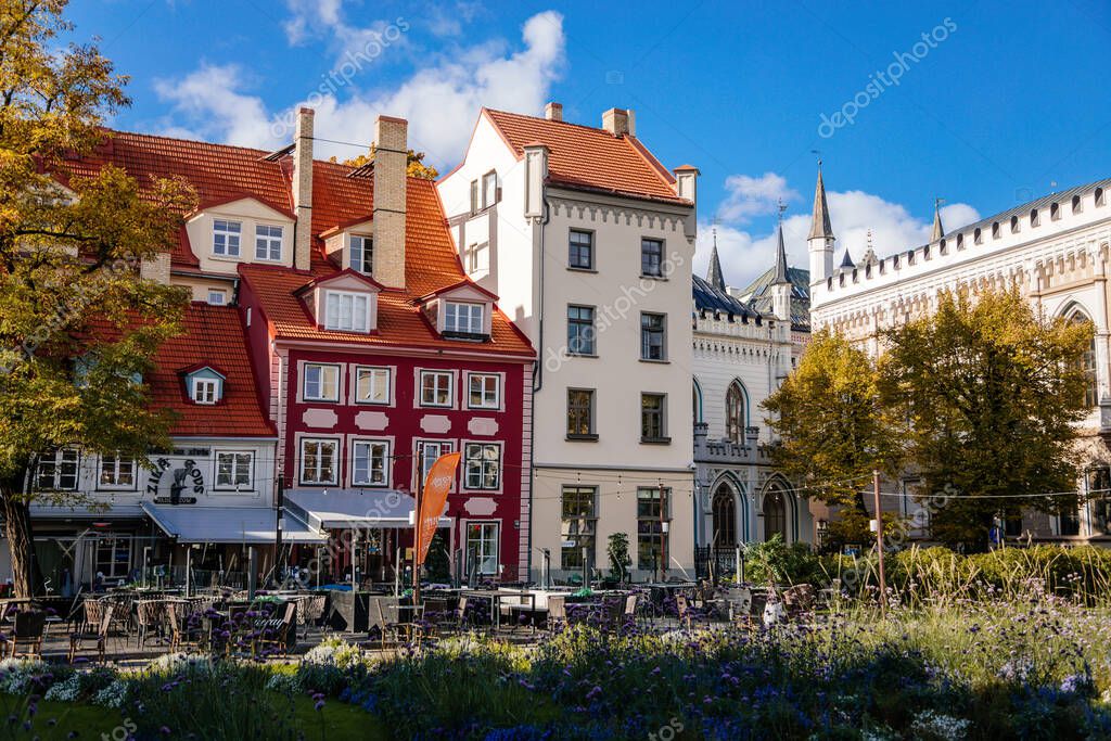 Riga, Letonia, 14 de octubre de 2021: Fachada de coloridos edificios en ...