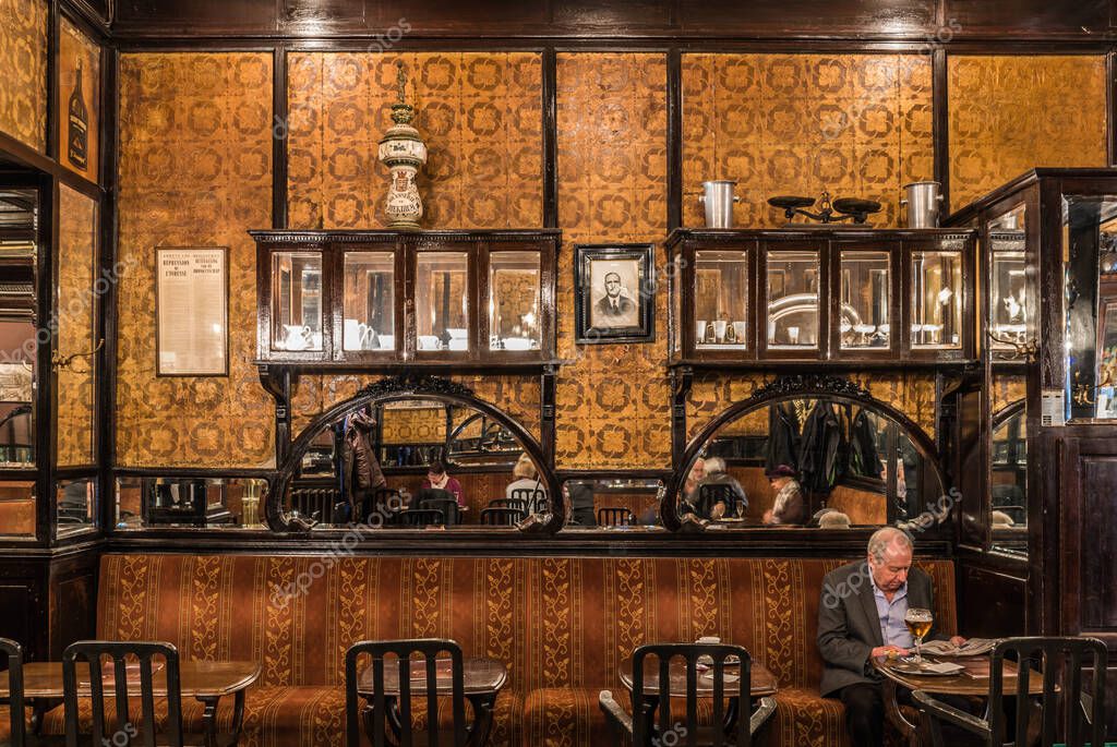 Bruselas, Bélgica - 01 18 2019: Anciano leyendo un periódico el café Le ...