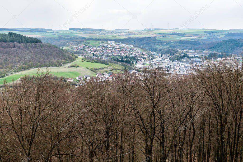 Vista panorámica del paisaje sobre el valle del río Prum, los bosques ...