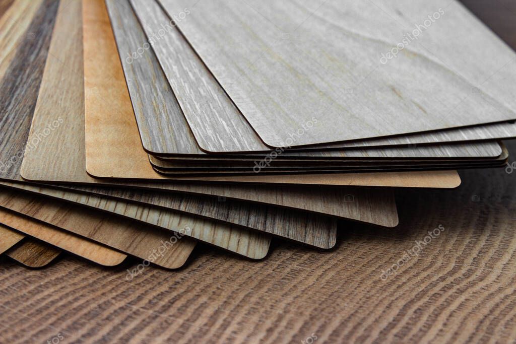 Muestra de aglomerado laminado de madera para el diseño de muebles ...