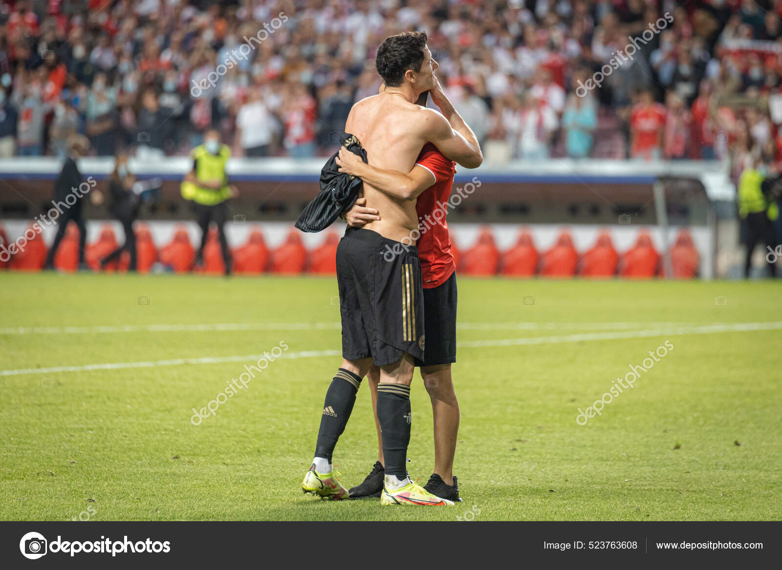 Uefa Champions League 2021 Benfica Bayern Munchen Robert Lewandowski Hugging — Stock Editorial ...