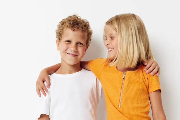 Lindos niños preescolares Amistad juntos posando emociones fondo claro ...