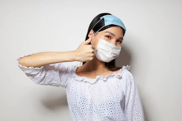 Imágenes de Enfermera carácter con pose tapaboca libres de derechos ...