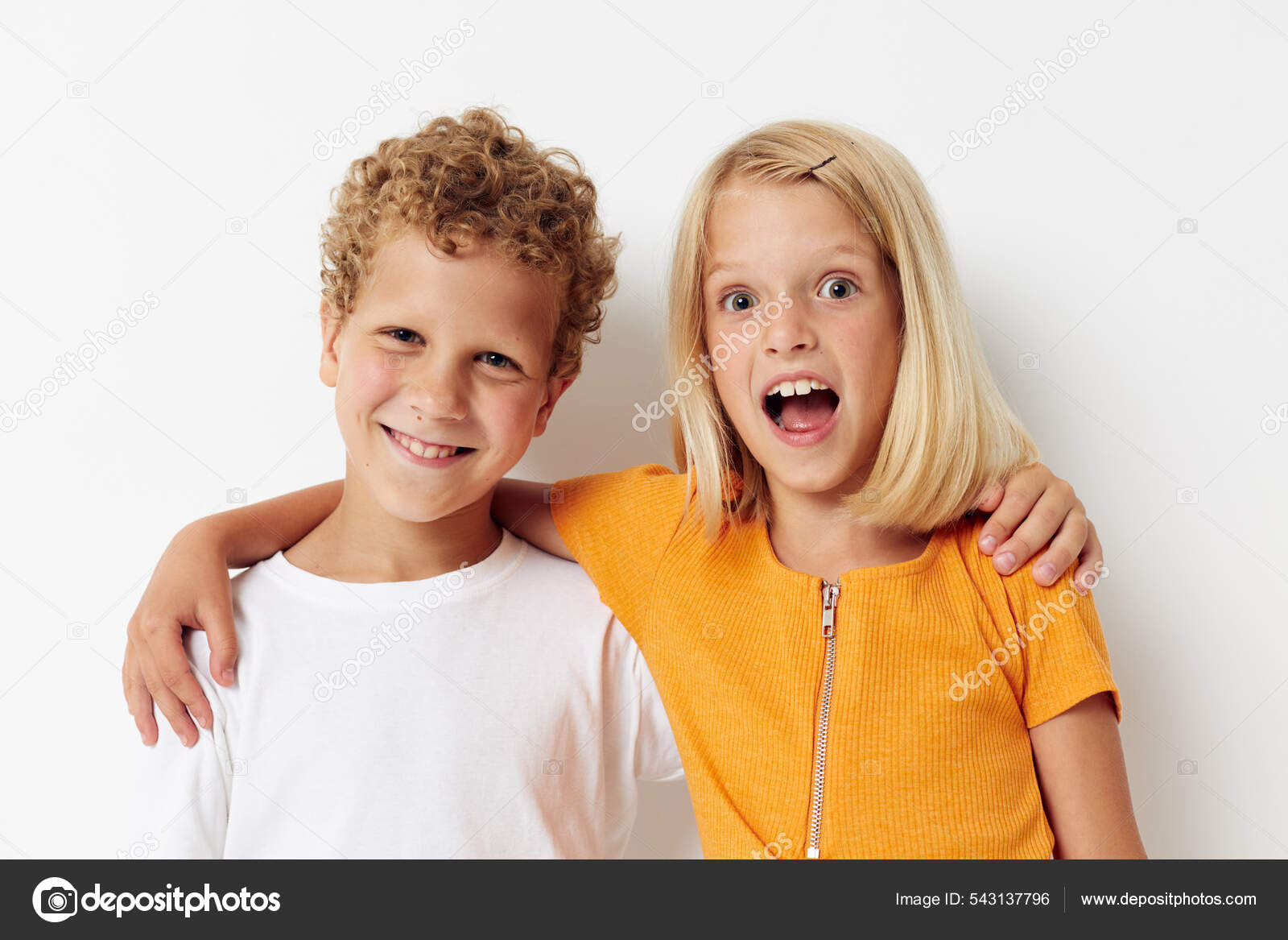 Niños pequeños ropa casual posando emociones estudio aislado fondo ...